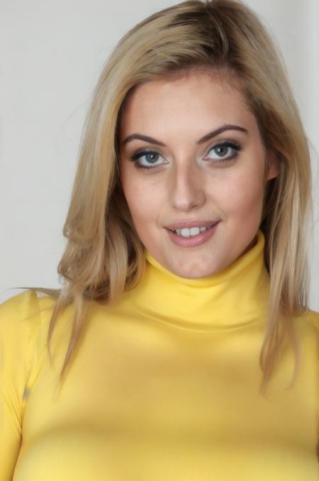 Raphaella Lily | Ellie Roe - AiTool.ai